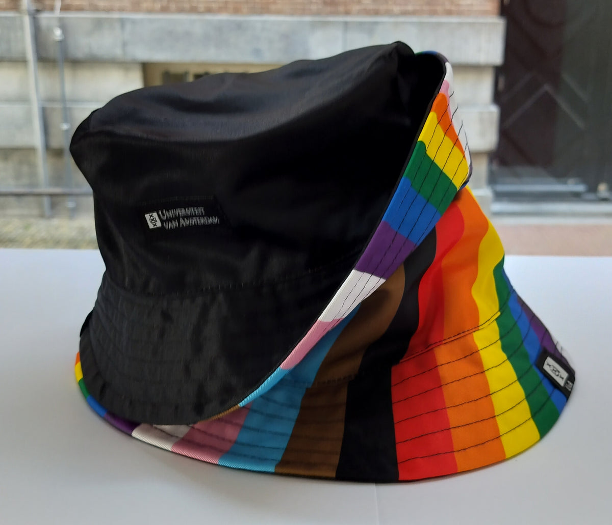 PRIDE reversible bucket hat – UvA merchandise